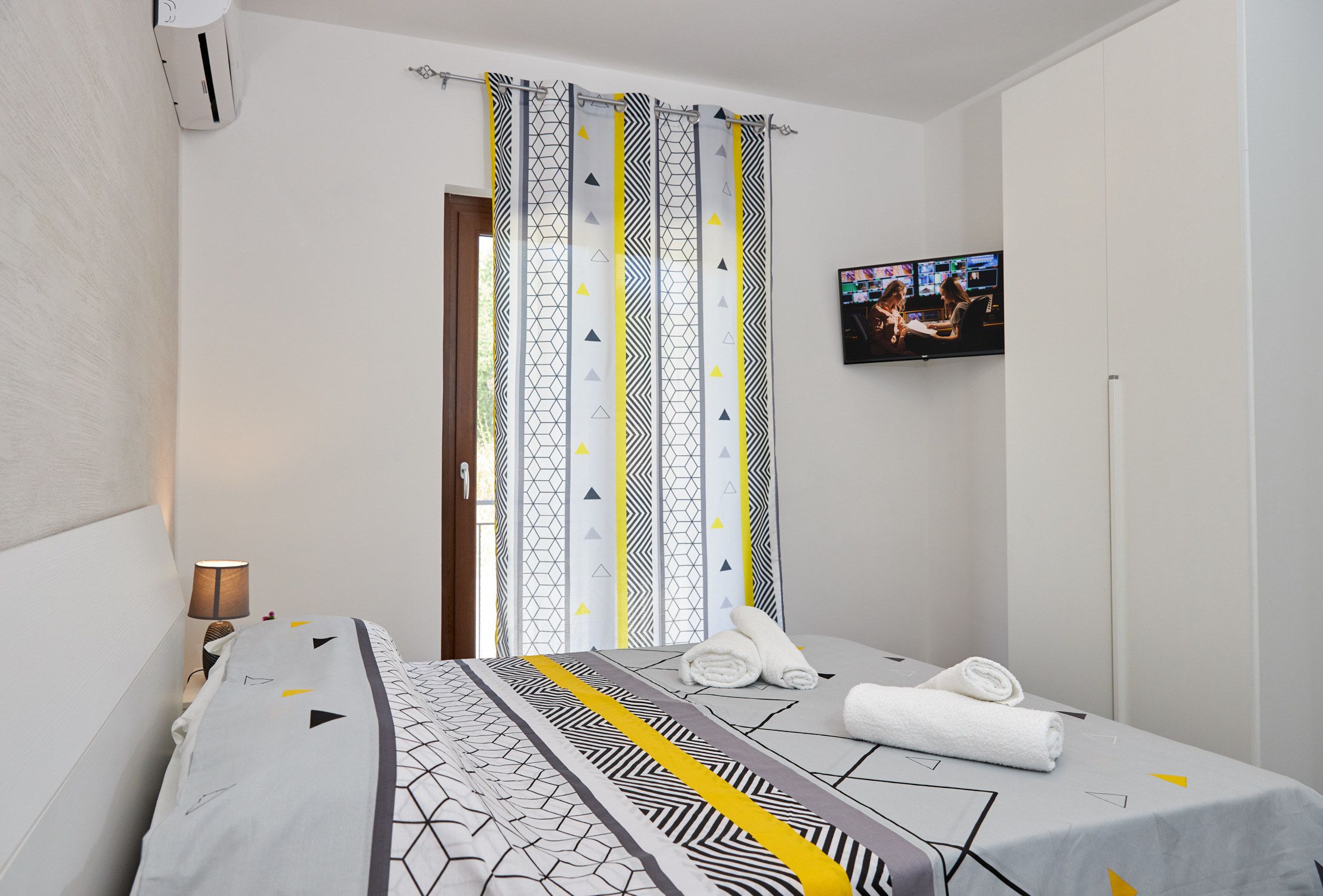Quarto casal design | Escrivaninha, camas extras/dobráveis (sobretaxa), Wi-Fi de cortesia