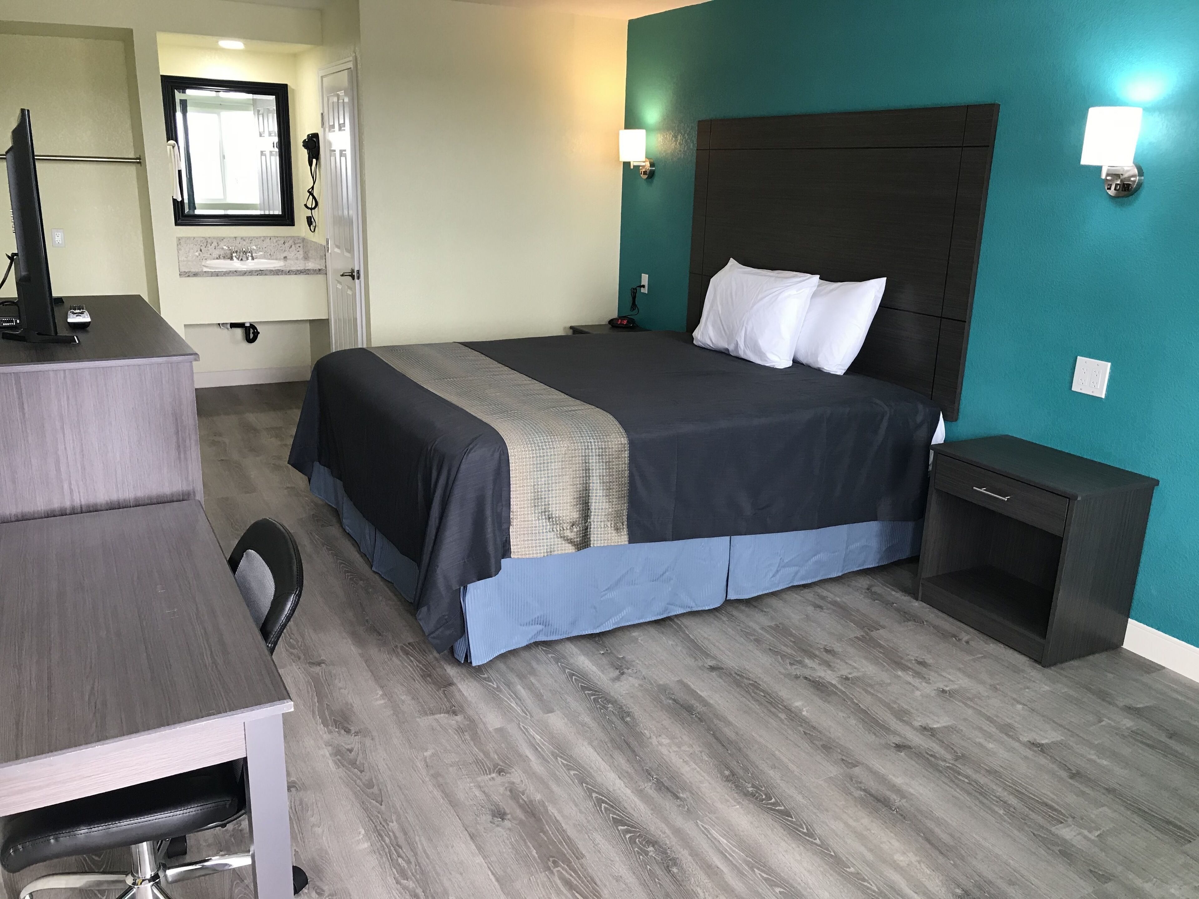 Quarto Individual Deluxe | Com mobília individualizada, secretária, cortinas/cortinados opacos 