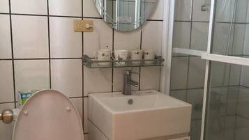 Um polibã, artigos de higiene pessoal grátis, um secador de cabelo