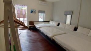 Quarto família | Escrivaninha, cortinas blackout, quartos à prova de som