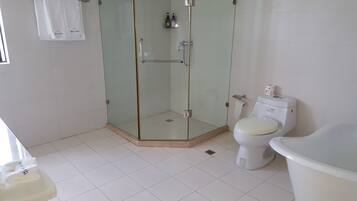 Suite Deluxe, vista para o lago | Casa de banho | Artigos de higiene pessoal grátis, um secador de cabelo, chinelos