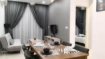 Apartamento, 2 quartos (T11119 GreySuite) | Opções para refeição no quarto