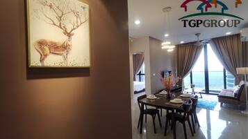 Apartamento design, 2 quartos | Opções para refeição no quarto