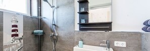 Quarto Duplo Standard | Casa de banho | Toalhas fornecidas 