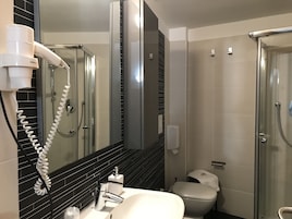 Chuveiro, secador de cabelo, roupões de banho, chinelos