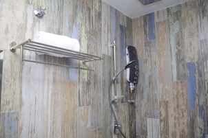 Um polibã, um secador de cabelo (mediante pedido), um bidé
