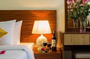 Quarto Triplo Deluxe | 1 quarto, minibar, ferro/tábua de engomar, Wi-fi grátis 