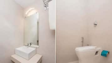 Quarto quádruplo luxo | Banheiro | Chuveiro, toalhas de banho