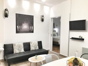 Apartamento, 2 quartos, para não fumantes, vista para a cidade | Sala de estar | TV de tela plana