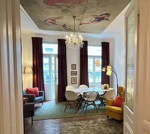 Apartamento Superior, varanda (Koi) | Sala | TV de ecrã plano, Netflix, serviços de streaming, escritórios 