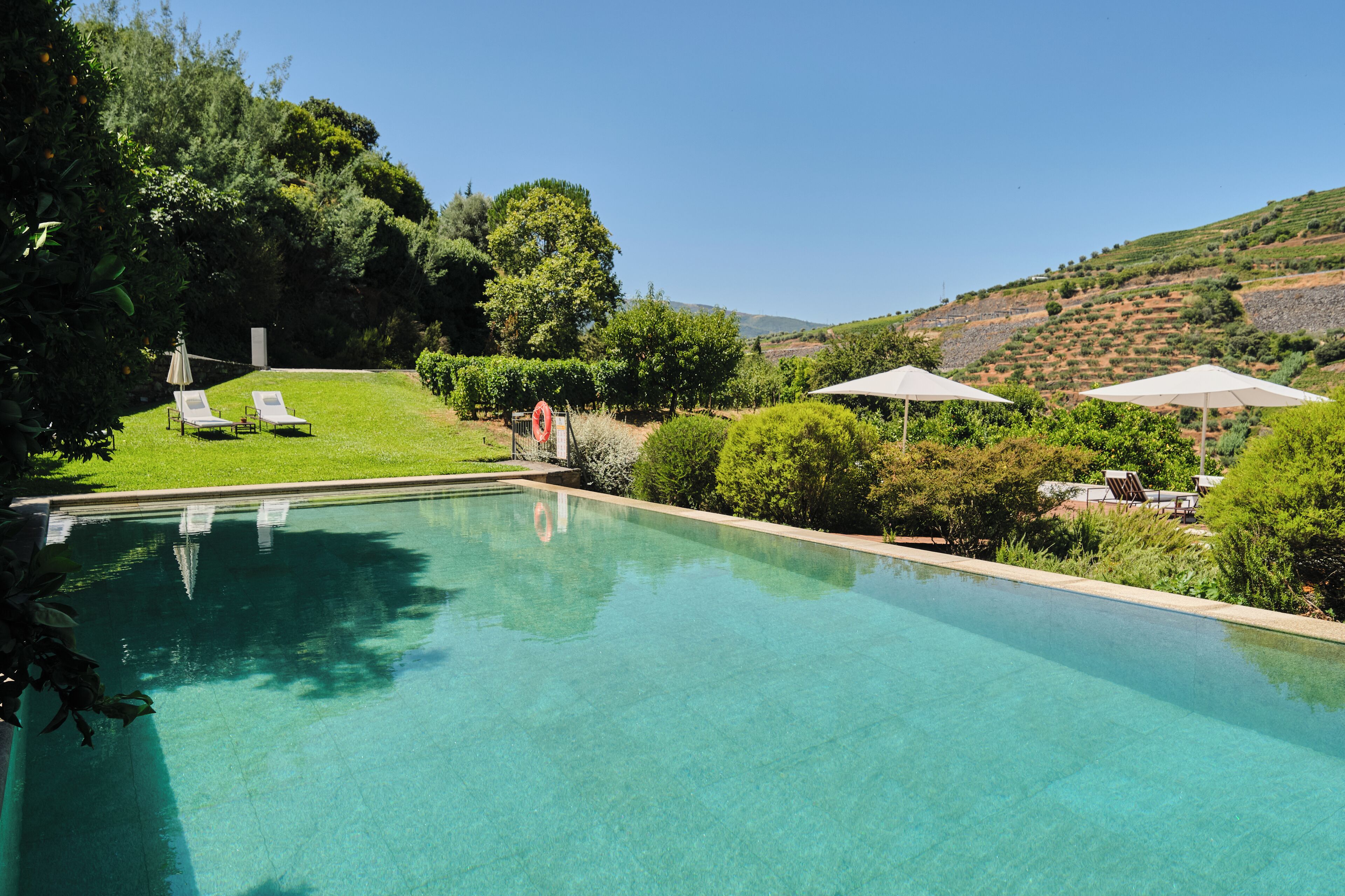Piscina exterior, espreguiçadeiras 