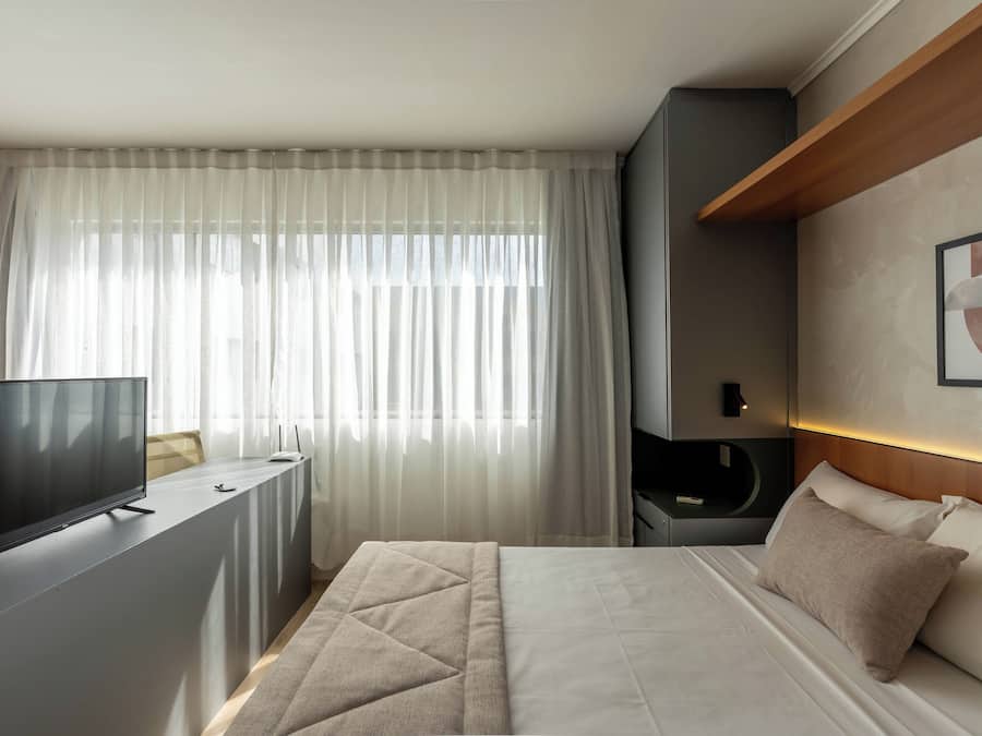 Quarto Deluxe | Secretária, cortinas/cortinados opacos, Wi-fi grátis