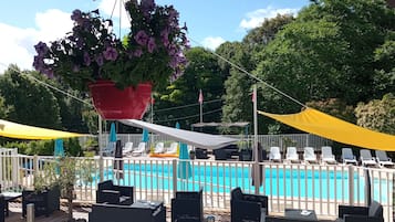 Piscina externa sazonal, funciona das 9h às 21h, guarda-sóis