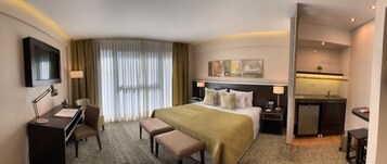 Frigobar, cofres nos quartos, escrivaninha, quartos à prova de som