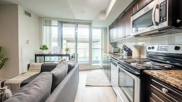 Apartamento executivo, 1 quarto, sacada, vista para a cidade | Cozinha privada | Geladeira grande, micro-ondas, fogão, cooktop