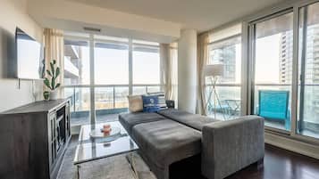 Apartamento panorâmico, 2 quartos, sacada, vista para o lago | Área de estar | TV de tela plana, Netflix, serviços de streaming