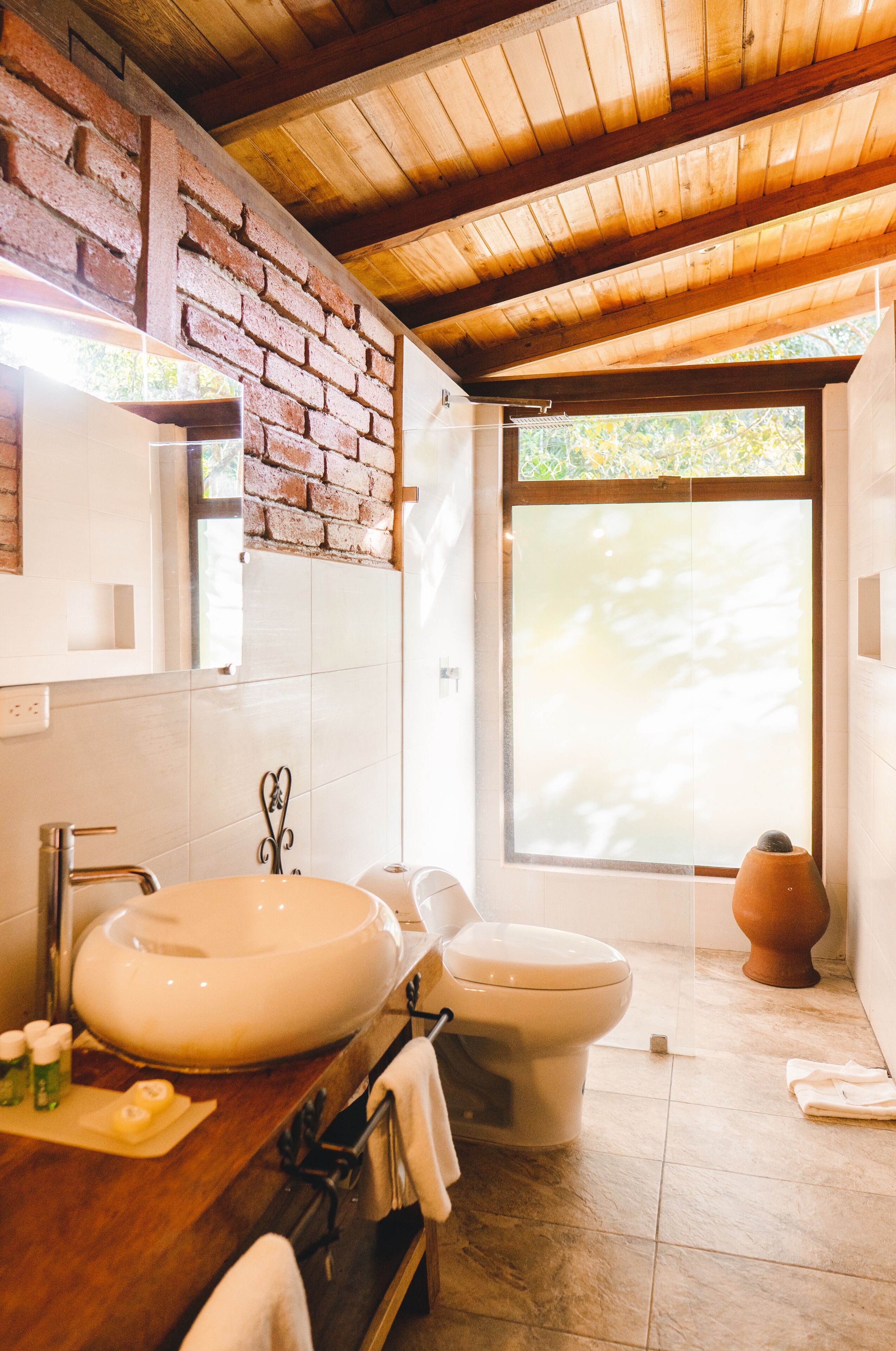 Cabana superior, sacada | Banheiro | Chuveiro, chuveiro com efeito de chuva, produtos de toalete grátis 