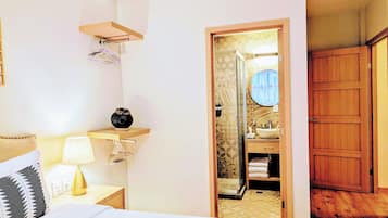 Premium Penthouse, Balcony, 3 bedrooms, 5 beds, 2 baths | 2 quartos, roupas de cama premium, edredons de pluma