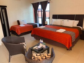 Cortinas/cortinados opacos, Wi-fi grátis, roupa de cama fornecida 