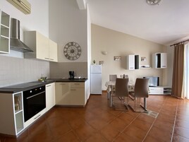Apartamento Standard, vista parcial para o mar | Cozinha privada | Uma cafeteira/bule, um frigorífico/congelador grande 