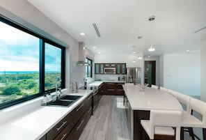 Suite Panorâmica | Cozinha privada | Um frigorífico, um micro-ondas, uma placa de cozinha 
