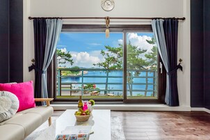 Dúplex (202) | Sala de estar | Televisor de ecrã plano de 42 polegadas com canais via satélite 