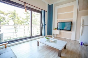 Dúplex (202) | Sala de estar | Televisor de ecrã plano de 42 polegadas com canais via satélite 