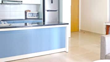 Apartamento Deluxe | Cozinha privada | Um frigorífico/congelador grande, um micro-ondas, uma placa de cozinha