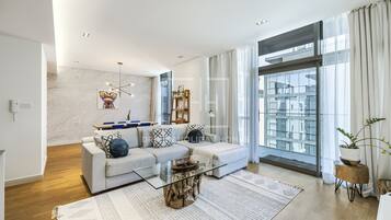 Apartamento Familiar, 2 quartos, varanda, Vista para a cidade | Sala de estar | TV de ecrã plano