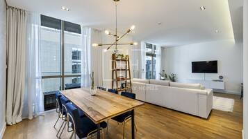 Apartamento Familiar, 2 quartos, varanda, Vista para a cidade | Refeições no quarto