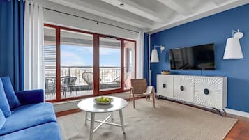 Apartamento superior, 2 quartos, vista para o rio | Área de estar | TV 50 polegadas com canais a cabo