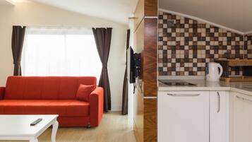 Apartamento, 1 quarto | Sala de estar | Televisor