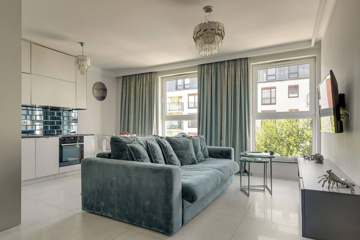 Apartamento Deluxe | Sala de estar | Televisor de ecrã plano de 50 polegadas com canais por cabo 