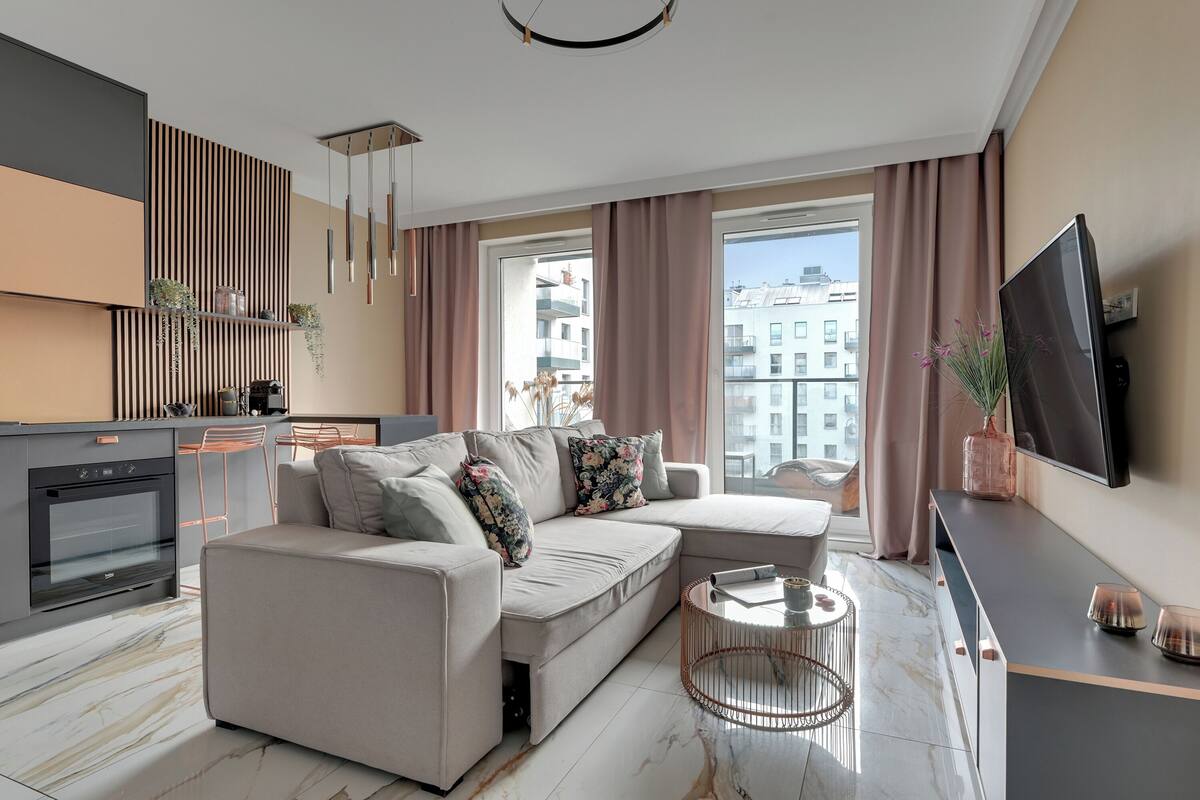 Apartamento Deluxe, varanda | Sala de estar | Televisor de ecrã plano de 50 polegadas com canais por cabo 