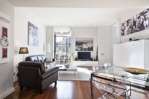 Apartamento luxo, 1 quarto | Sala de estar | TV de tela plana