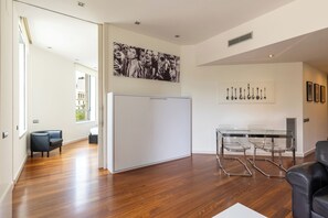 Apartamento luxo, 1 quarto | Área de estar | TV de tela plana