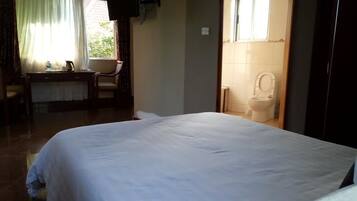 Quarto Duplo de Luxo | Casa de banho | Uma banheira, toalhas fornecidas, sabão, papel higiénico