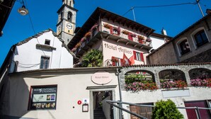 A building with a sign reading "Hotel Antico" and a staircase leading to an entrance.