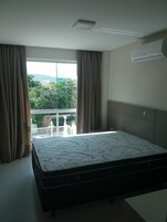 2 quartos, cortinas blackout, ferros/tábuas de passar roupa