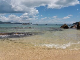 Na praia, areia branca, 5 bares na praia 