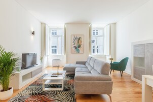 Apartamento superior, 2 quartos | Área de estar | TV de tela plana 32 polegadas com canais a cabo, TV