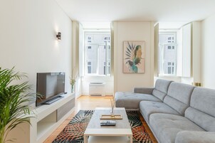 Apartamento superior, 2 quartos | Área de estar | TV de tela plana 32 polegadas com canais a cabo, TV