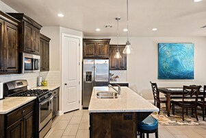 Casa geminada, 3 quartos | Cozinha privada | Geladeira, micro-ondas, fogão, cafeteira/chaleira