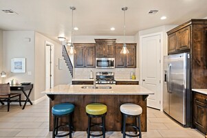 Casa geminada, 3 quartos | Cozinha privada | Geladeira, micro-ondas, fogão, cafeteira/chaleira