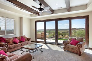 Casa geminada, 3 quartos | Área de estar | Smart TV