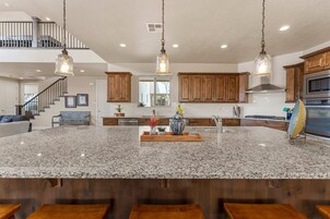 Casa, vários quartos | Cozinha privada | Um frigorífico, um micro-ondas, um forno, uma máquina de lavar louça 