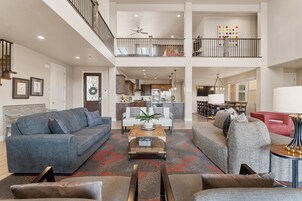 Casa, vários quartos | Sala de estar | Televisor de ecrã plano de 50 polegadas com canais por cabo, Smart TV 