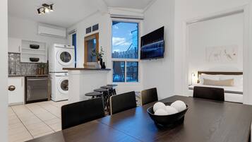 Quarto triplo premium, 3 quartos, aceita animais de estimação (Avenue Central Suite 1275) | Opções para refeição no quarto