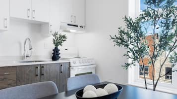 Estúdio Deluxe, 1 cama queen-size e sofá-cama, pátio, Vista para a cidade (Mont-Royal 301) | Cozinha privada | Um frigorífico/congelador grande, um micro-ondas, um forno