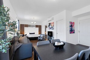 Estúdio luxo, 1 cama Queen e sofá-cama, varanda, vista para a cidade (Mont-Royal 301) | Vista do quarto